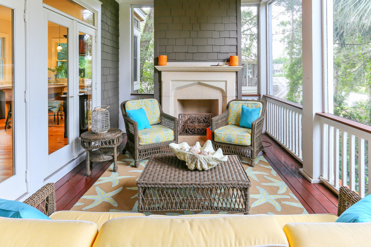 17 Pretty and Comfortable Front Porch Seating to Make the Most of the ...
