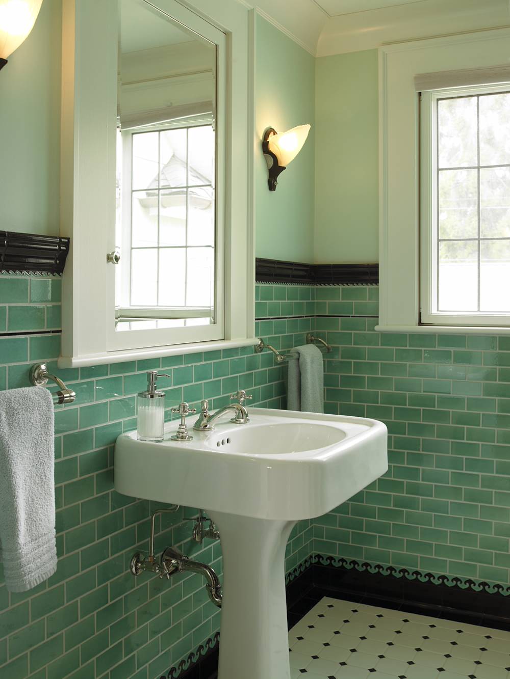 17 Simple yet Attractive Bathroom Trim Ideas to Add a Finished ...