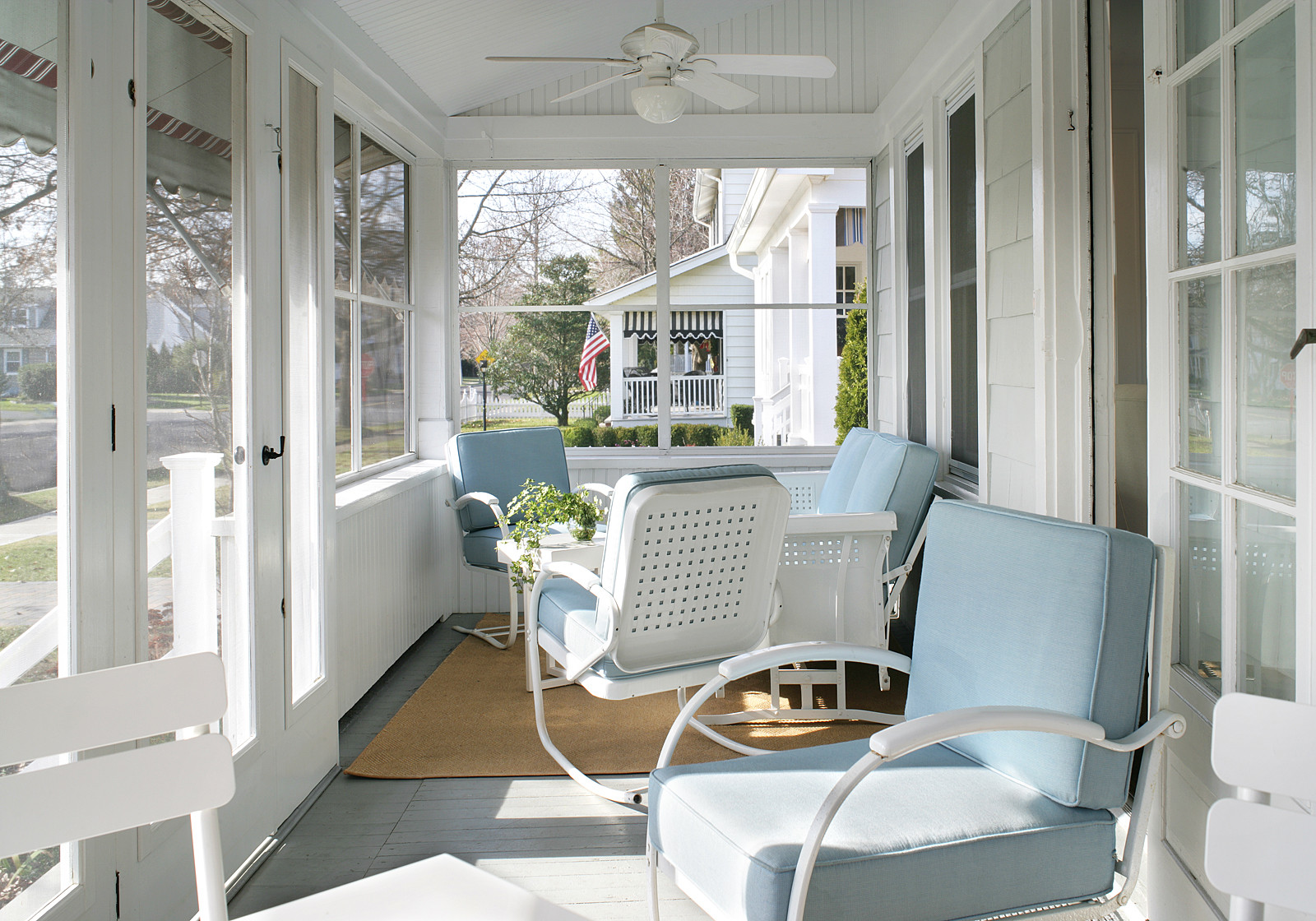 17 Pretty and Comfortable Front Porch Seating to Make the Most of the ...