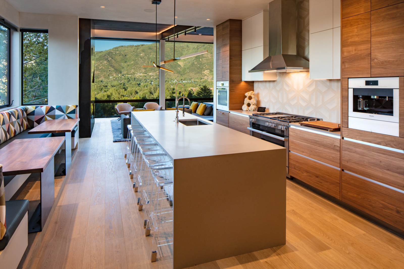 18 Top-notch Galley Kitchens with a Breakfast Bar that You’ll Surely ...